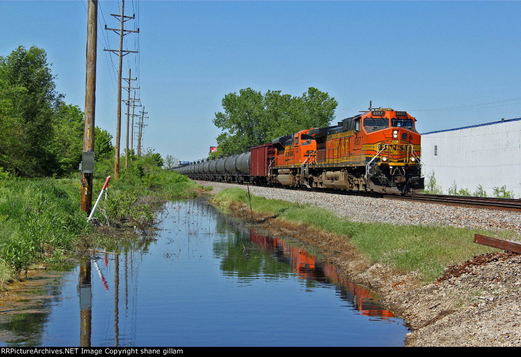 BNSF 4957 Heads a Oil can WB!!